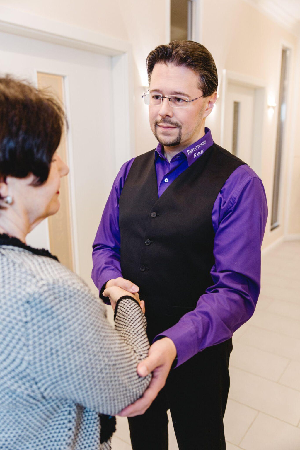 Im Gespräch: Wie Bestattungen Karow neue Wege im Abschied aufzeigt